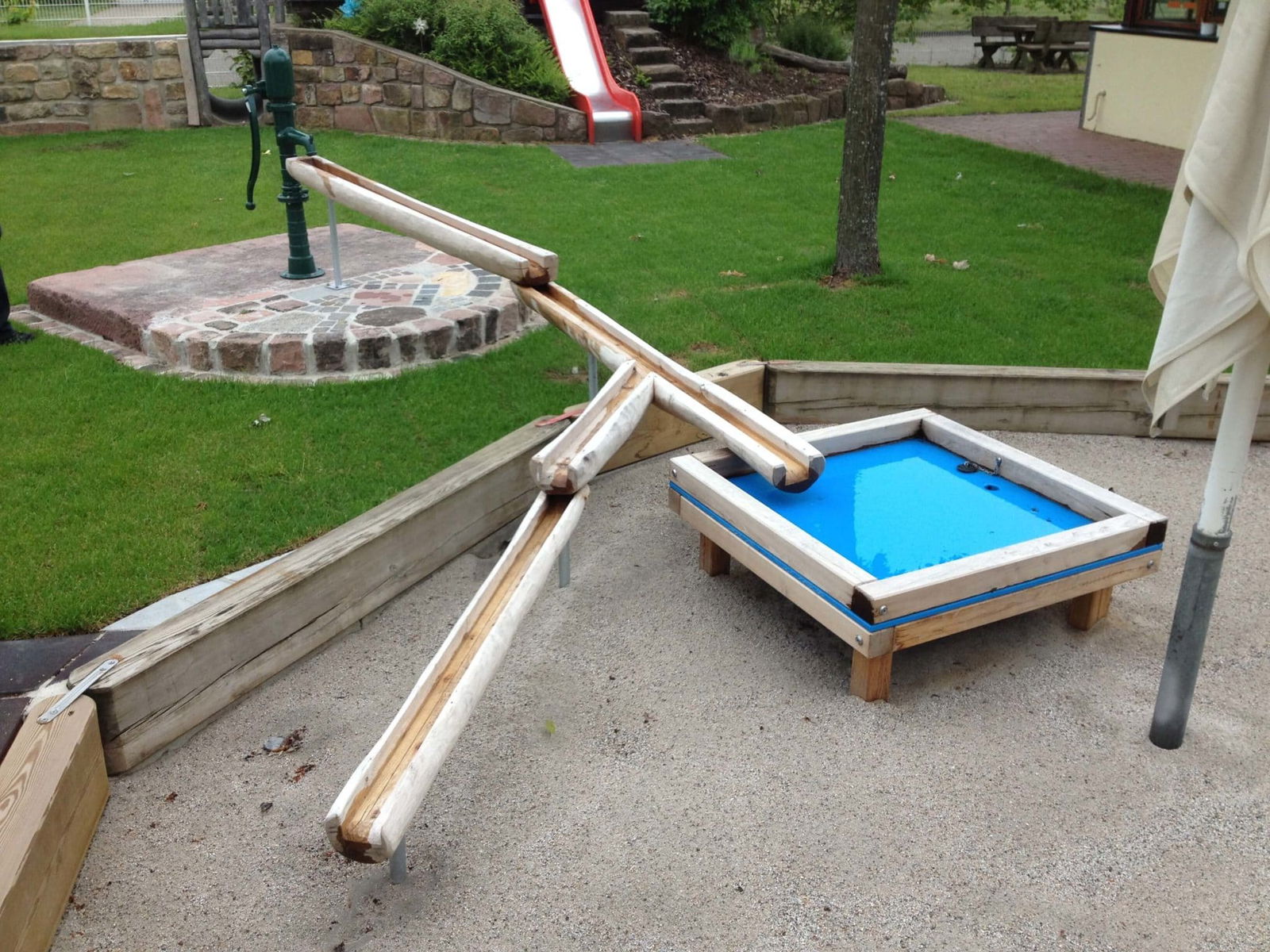 Matschtisch klein aus Robinien-Holz online kaufen | Kigata